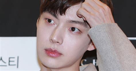 포토엔 안재현 머리 매만지는 손길