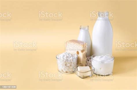 노란색 배경에 우유 제품 세트 텍스트에 대 한 가벼운 배경 장소에 유리 용기에 우유 케피어 사워 크림 치즈 버터와 코티지 치즈 마그네슘에 대한 스톡 사진 및 기타 이미지