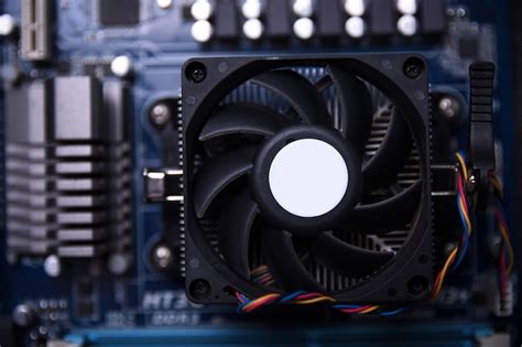 마더 보드 및 전자 부품 Cpu Gpu 메모리 및 비디오 카드 용 소켓의 컴퓨터 팬을 닫습니다 프리미엄 사진