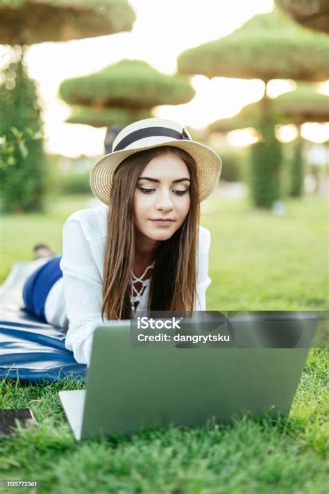 밀 짚 모자 여름 직업에서 공원에서 녹색 잔디 및 사용 노트북에 누워 있는 젊은 여자 나무에 대한 스톡 사진 및 기타 이미지 나무 노트북 노트북 사용하기 Istock