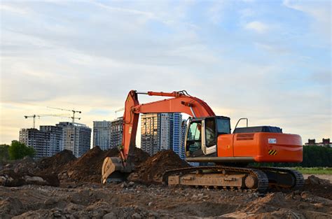 도시 내 지하 파이프 및 통신 의 토공 및 누워 동안 건설 현장에서 굴삭기 0명에 대한 스톡 사진 및 기타 이미지 0명 개발 고속도로 Istock