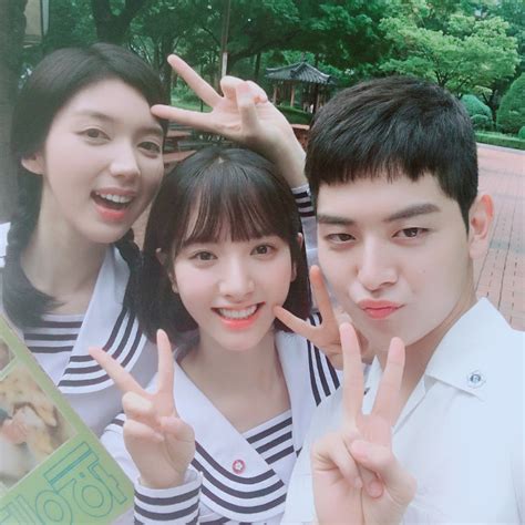 누가 남자들한테 인기 더 많을까요  Mlbpark