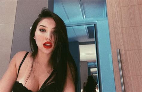 Аїда Вікторія Мерлано показала подарунки які вона отримала на день народження і викрила тих