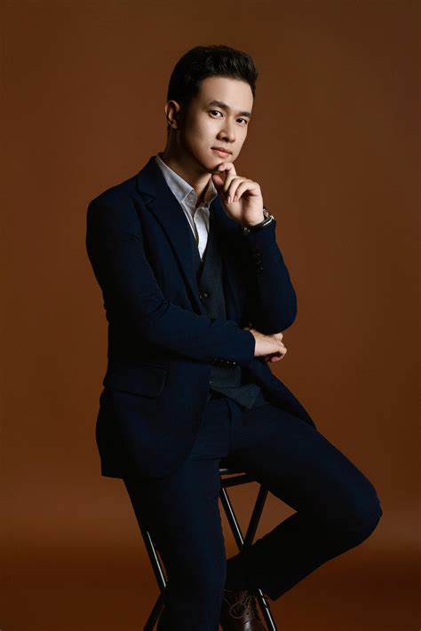 Thhnh Phố Hồ Chí Minh 검은 색 양복 검은색 배경 격식있는 옷차림 고상한 고전적인 스타일 관찰 날씬한 남성 모델 남자 내리막 길 럭셔리