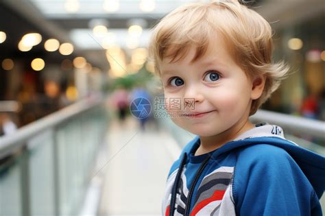 广场上的男孩高清图片下载 正版图片600635097 摄图网