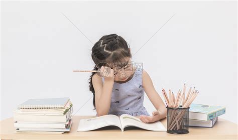 女学生写作业高清图片下载 正版图片501020558 摄图网