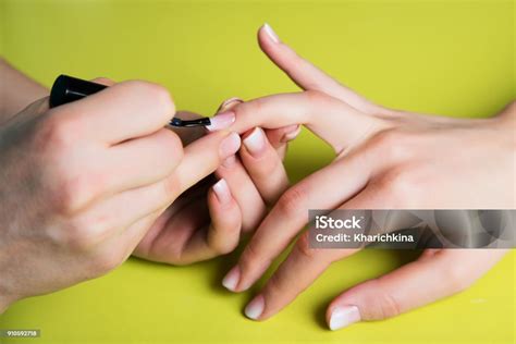 네일 파일 미용사에 의해 매니큐어를 받는 네일 살롱에는 여자의 근접 촬영 샷 여 자가 점점 손톱 매니큐어 고객에 게 손톱 미용사 파일 2명에 대한 스톡 사진 및 기타 이미지