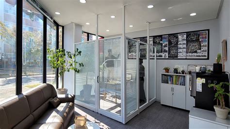 아이플러스 유리파티션 양주서울 부동산 상담실 화이트 블라인드 투명 강화유리파티션 강당 강의실 이동식 가림막 Youtube