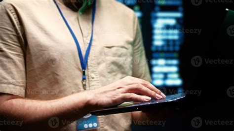 Cerca Arriba De Sistema Administrador Utilizando Ordenador Portátil A Cheque Operacional