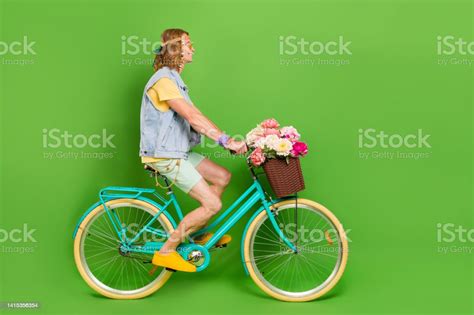 자전거를 운전하는 잘 생긴 히피 녀석의 전체 크기 프로필 사진은 녹색 배경에 고립 된 빈 공간을 보입니다 관광객에 대한 스톡 사진 및 기타 이미지 Istock