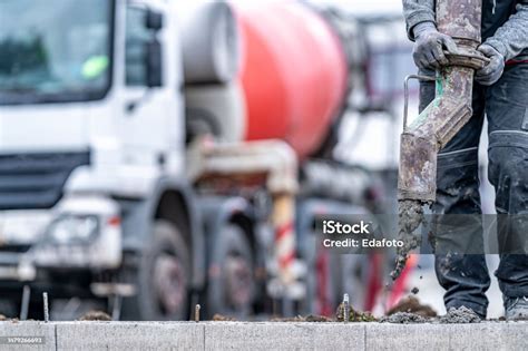 콘크리트 믹서와 콘크리트용 기계식 슬리브가 있는 자동차 강철에 대한 스톡 사진 및 기타 이미지 강철 개발 건설 기계류 Istock