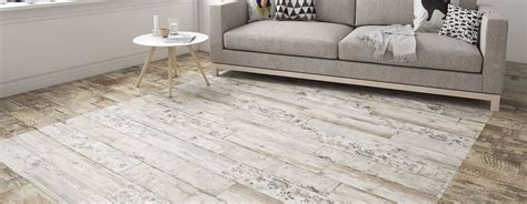 Как се лепят плочки на под