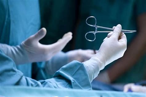 اتفاق هولناک؛ در جراحی زیبایی بینی این دختر جوان گوش او را کندند عکس وحشتناک