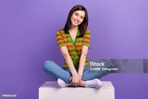 줄무늬 가디건을 입은 쾌활한 매력적인 여자의 사진 미소 짓는 고립된 보라색 배경 20 24세에 대한 스톡 사진 및 기타 이미지 20 24세 갈색 감정 Istock