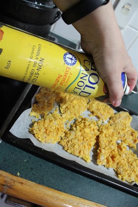 바삭바삭한 시리얼 닭가슴살구이