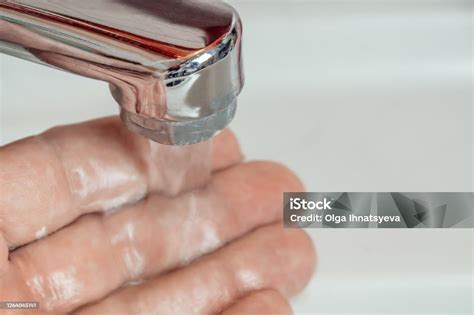 수돗물에서 깨끗한 물 줄기 아래에서 남자의 손을 클로즈업하고 공간을 복사하십시오 개념에 대한 스톡 사진 및 기타 이미지 개념 개성 개념 건강한 생활방식 Istock