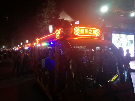 2023南京古秦淮夫子庙步行街游玩攻略 夜晚的夫子庙步行街流光溢彩 去哪儿攻略