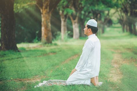 종교적인 무슬림 남자 전통적인 칸두라 조용한 자연 환경 태양 광선에서 야외에서기도 30 34세에 대한 스톡 사진 및 기타 이미지