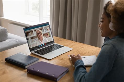 헤드폰을 사용하는 학생이 나이 든 교사와 대화 노트북 화면보기 등록금에 대한 스톡 사진 및 기타 이미지 등록금 인터넷 십대 Istock