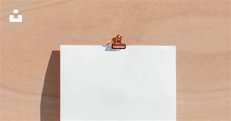 갈색 나무 테이블에 흰색 프린터 용지 사진 Unsplash의 무료 텍스처 이미지