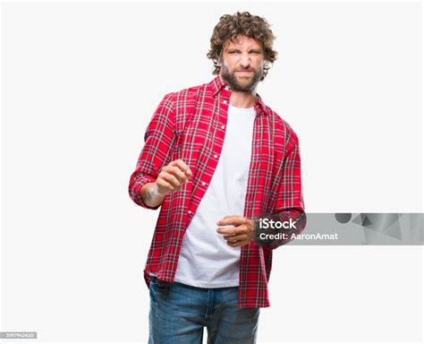 격리 된 배경 위에 잘생긴 히스패닉 모델 남자 혐오 식 불쾌 하 고 두려워 하기 때문에 역 겨 운 얼굴을 하 고 혐오 반응 손으로 발생합니다 성가신 개념입니다 감정에 대한