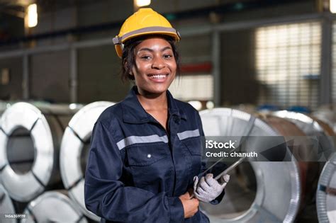 초상화 아프리카계 미국인 엔지니어 여자 공장에서 금속 시트가 있는 태블릿 컴퓨터를 들고 있다 기계공에 대한 스톡 사진 및 기타 이미지 Istock