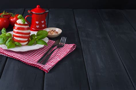 토마토 모 짜 렐 라 치즈 바 질와 검은 칠판에 올리브 오일 이탈리아 Caprese 샐러드 레시피 재료입니다 공간에 복사 합니다 건강한 생활방식에 대한 스톡 사진 및 기타