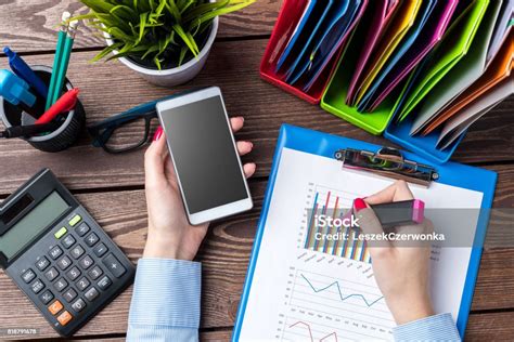 사무실 데스크톱 그래프 및 차트 문서와 현대 디지털 장치 개념에 대한 스톡 사진 및 기타 이미지 개념 개인 장식품 계산기 Istock