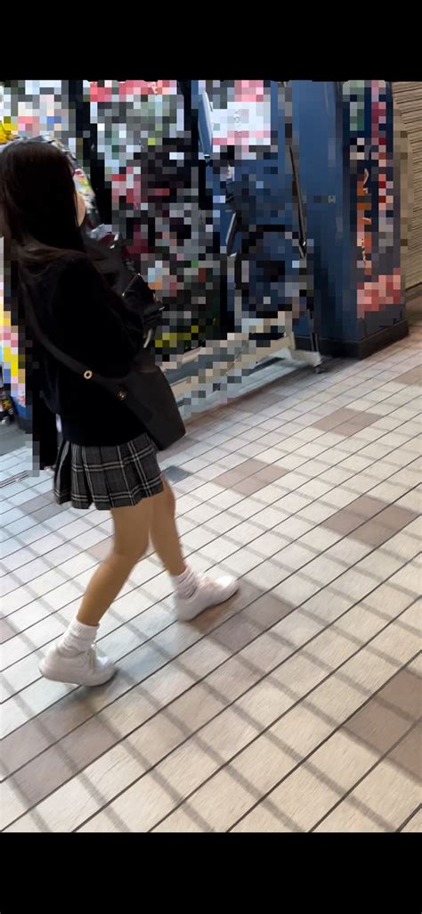 激カワ制服kのクソミニの中を執拗に逆さ撮り Mcカウパー