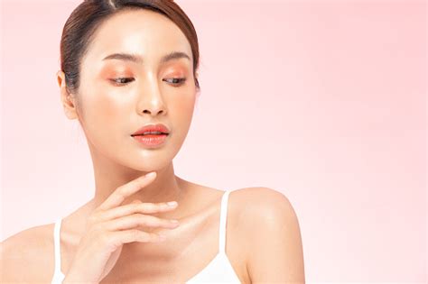 깨끗하고 신선한 피부행복과 긍정적 인 감정과 명랑 핑크 배경 뷰티 화장품 및 스파 트리트먼트 개념에 고립 된 아름다운 아시아 여성 미소 갈색 머리에 대한 스톡 사진 및 기타