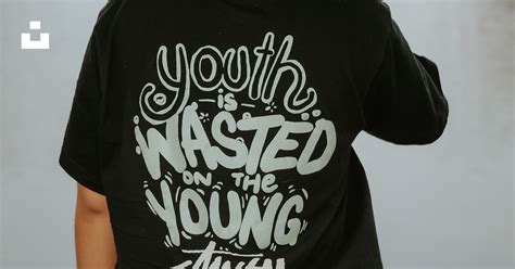 젊음은 젊음이 낭비된다고 적힌 티셔츠를 입은 어린 소년 사진 Unsplash의 무료 여자 이미지