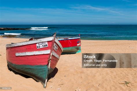 모로코의 대서양 연안의 엘 자디다 시 근처 해변에서 다채로운 전통 어선을 보아보겠습니다 어선에 대한 스톡 사진 및 기타 이미지 어선 0명 다중 색상 Istock
