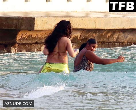 Rihanna Sexy Seen Flaunting Her Big Tits In A Bikini Top At The Beach