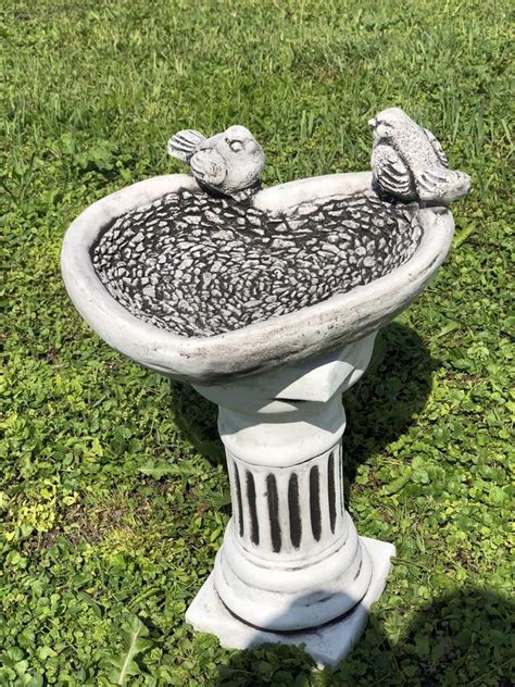 Садова фігура сіро чорне Серце з пташками для декору саду виготовлена з цементу ручної роботи