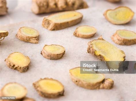 Jahe Segar Pada Gambar Stok Latar Belakang Tekstur Putih Foto Stok