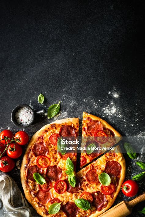 살라미 소시지 치즈 토마토 바질을 곁들인 전통 이탈리아 피자 피자에 대한 스톡 사진 및 기타 이미지 피자 배경 주제 검정색 배경 Istock