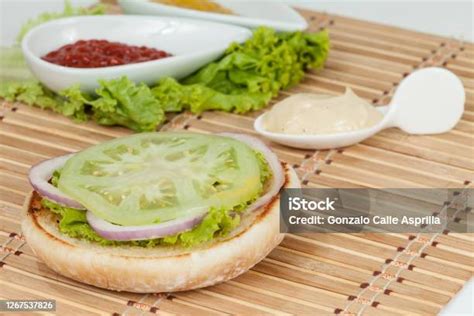 야채와 햄버거빵 조각 녹색 토마토 양상추와 양파 반지 버거를 조립 할 준비가되었습니다 0명에 대한 스톡 사진 및 기타 이미지 Istock