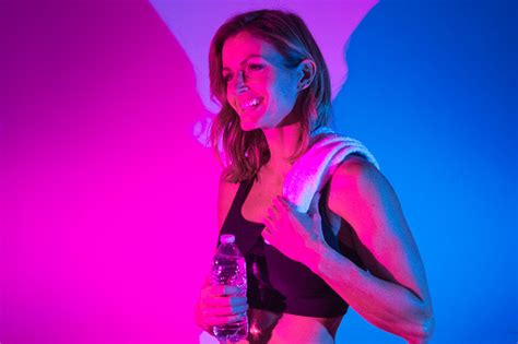 보라색과 파란색의 그늘과 여러 가지 빛깔의 벽 앞에 아름 다운 스포츠 여자 20 29세에 대한 스톡 사진 및 기타 이미지 20 29세 25 29세 겔 효과 Istock