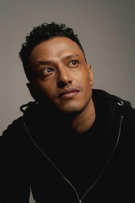 갈색 피부 감정 강렬한 응시 검은 옷 검은색 배경 경작 고립 된 배경 고요한 표정 극적인 조명 깊은 생각 남성