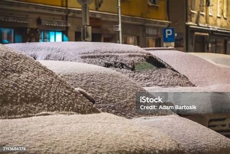 도시의 겨울 도시의 밤에는 겨울의 갑작스런 공격 강설과 서리 나쁘고 변덕스러운 기상 조건 주차장에 눈 덮인 얼어붙은 차들 0명에 대한 스톡 사진 및 기타 이미지 Istock