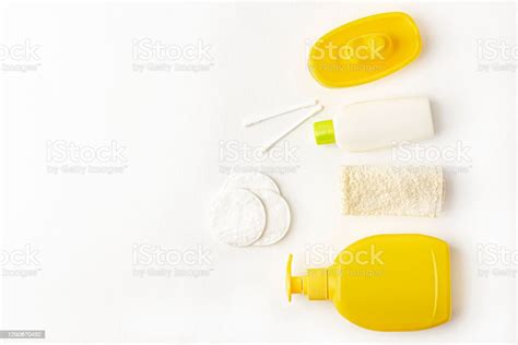 유아목욕 용품을 모의 샴푸 수건과 면봉 흰색 배경에 패드를 위한 노란색 병 텍스트 평면 평지에 대한 공간을 복사합니다 베이비 목욕 액세서리의 개념 개인 장식품에 대한 스톡