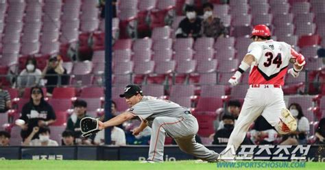 포토 김태연의 수비 실책 틈타 세이프되는 최형우