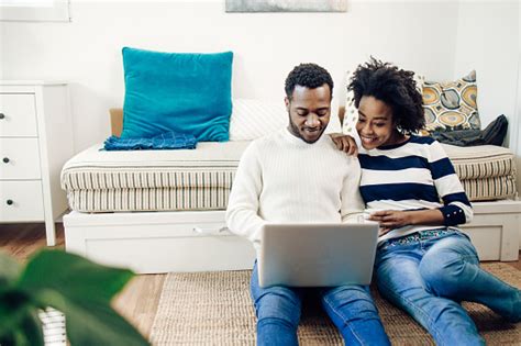 노트북을 사용하고 집에서 즐기는 행복한 아프리카 계 미국인 커플 커플에 대한 스톡 사진 및 기타 이미지 커플 노트북