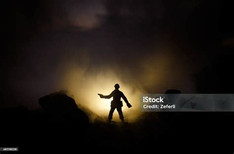 전쟁 개념 전쟁 안개 하늘 배경에 장면 싸우는 군사 실루엣 차 세계 대전 군인 밤에 흐린 스카이 라인 아래 실루엣 공격 장면 장갑차 탱크 전투 국방 목표에 대한 스톡 사진