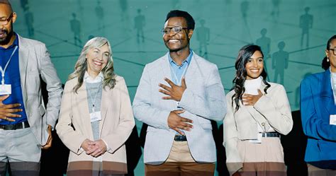 출생률 정보를 위한 사회 인구 통계를 위한 세미나에서 회의 무대 및 연사 그룹 프리젠 테이션 무역 박람회 및 회사 사회학 워크샵에서 주최하는 사업가 팀 20 24세에 대한