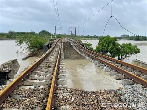 八掌溪橋掏空嚴重鋼軌騰空驚悚照曝 台鐵81搶通單線行車CMoney 股市爆料同學會