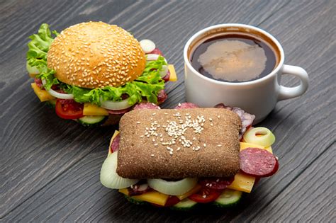 회색 배경에 야채와 소시지와 커피와 햄버거 패스트 푸드와 아침 식사 칼로리와 다이어트 건강한 식생활에 대한 스톡 사진 및 기타