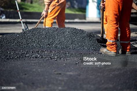 도시 환경에서 낮 시간 동안 거리 수리 현장에서 아스팔트를 깔고 있는 도로 건설 노동자들 2명에 대한 스톡 사진 및 기타 이미지 2명 개발 개선 Istock