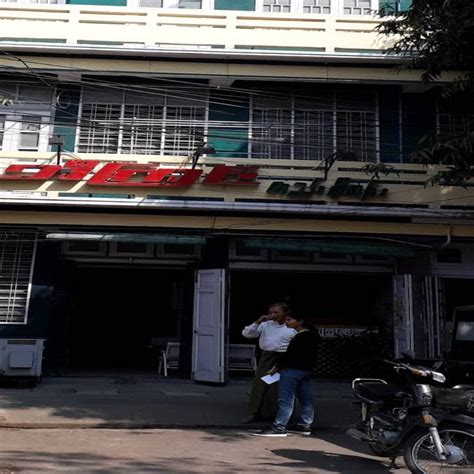 Myanmar Now မန္တလေးရှိ ပထမဆုံးဟိုတယ်ဖြစ်သည့် ဘီကြင် ဟို တယ်ရှေ့တွင် ရပ်နေသော ဒေါက်တာစိုးတင့