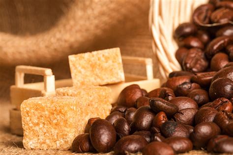 삼베의 배경에 커피 콩과 계피 구운 커피 콩 배경 이 닫힙니다 커피 콩은 텍스트에 대한 복사 공간이 상단에서 더미 조미료 향신료 계 피 바디안 커피 하우스 갈색에 대한 스톡